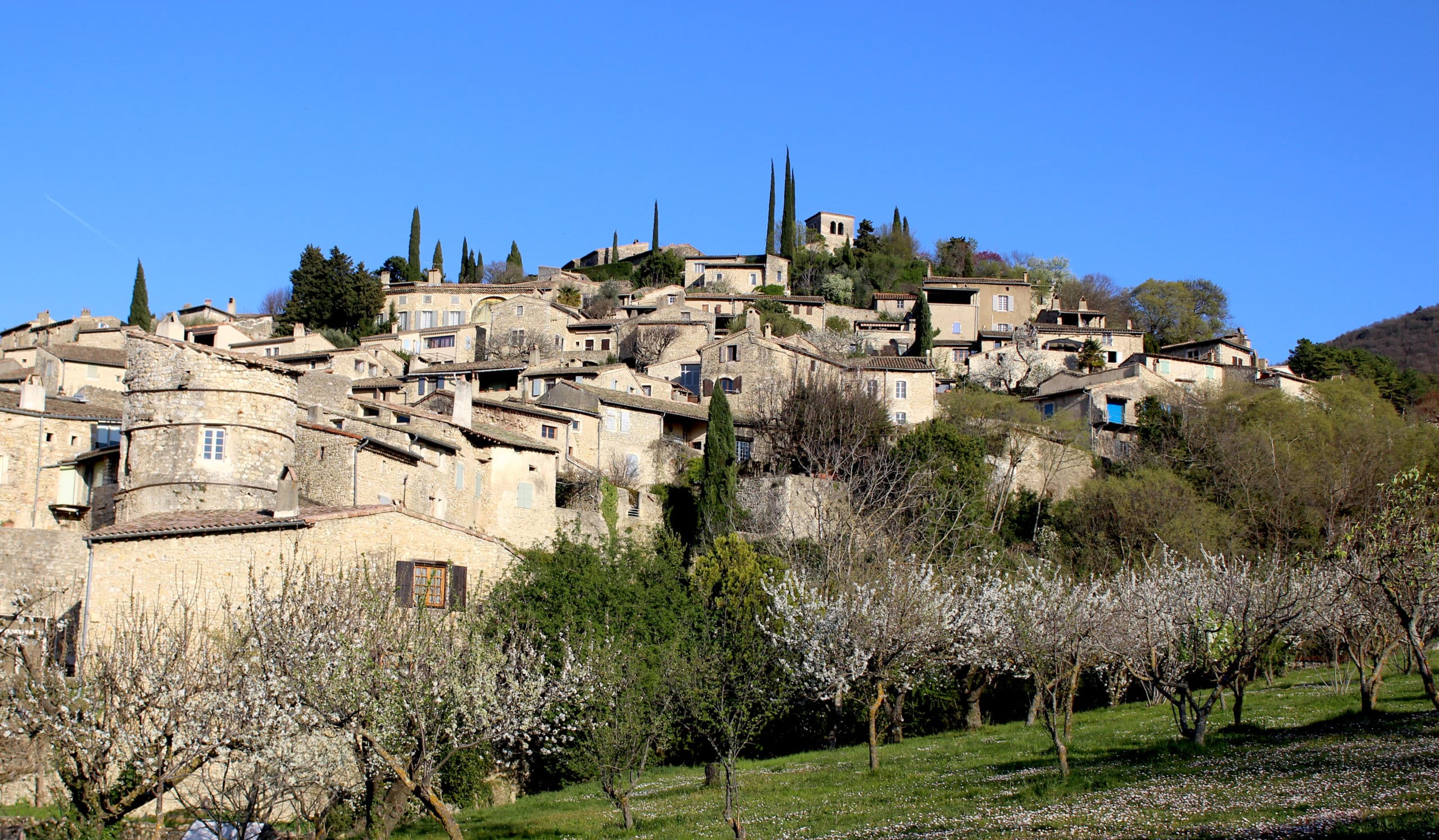 Mirmande et Cliousclat, villages perchés de la Drôme - Charly Far Away
